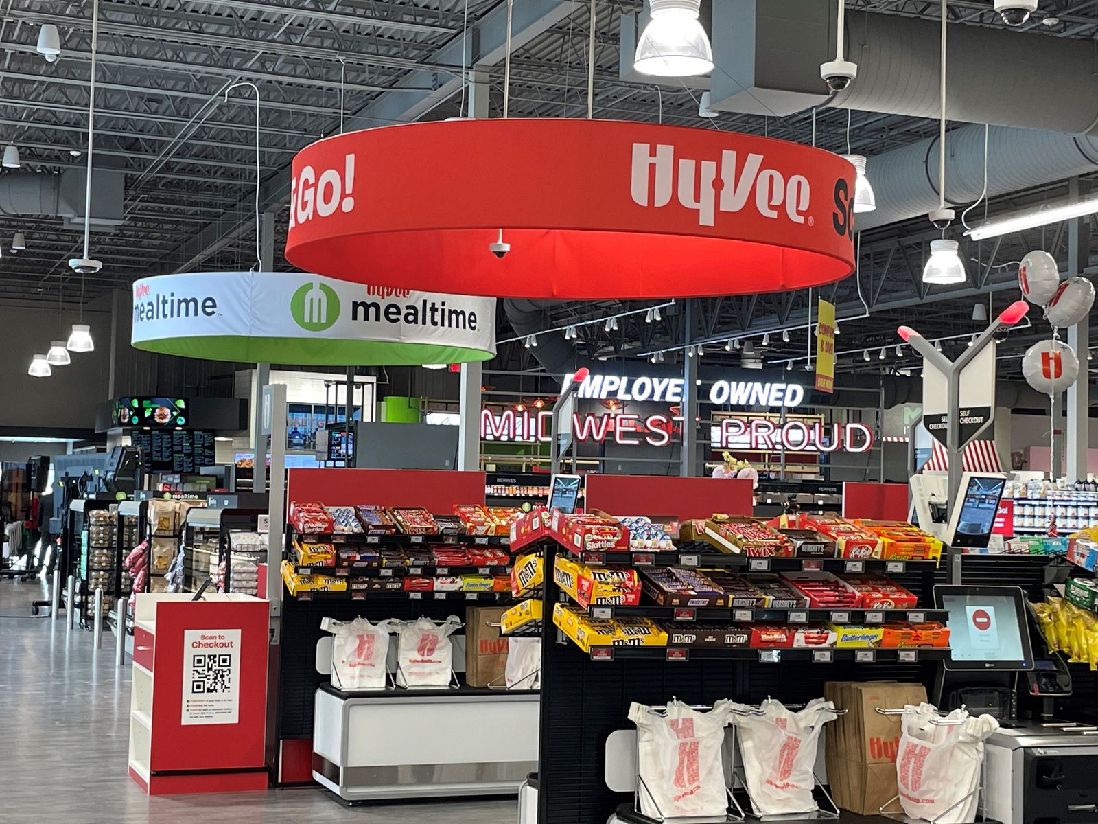 Hy Vee America's Largest Hy Vee Supermarket Opens Tuesday In